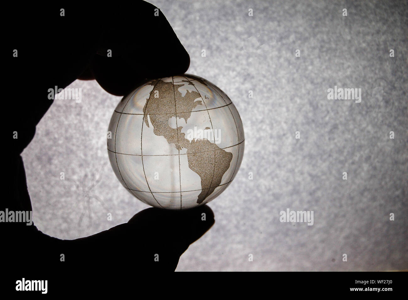 Hand holding globe hi-res stock photography and images - Alamy