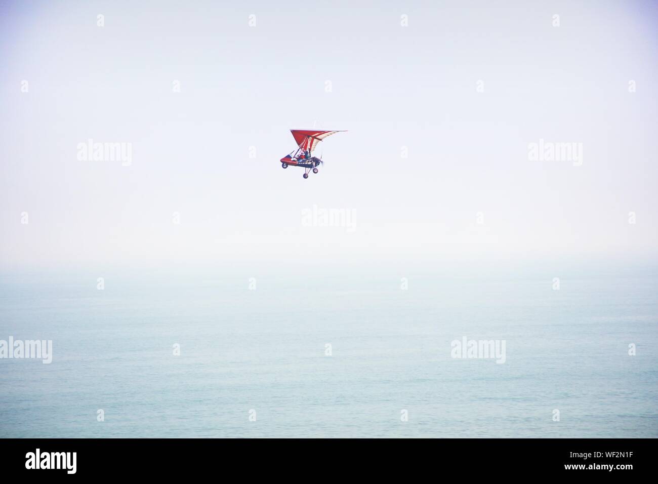 Aircraft over water hi-res stock photography and images - Alamy