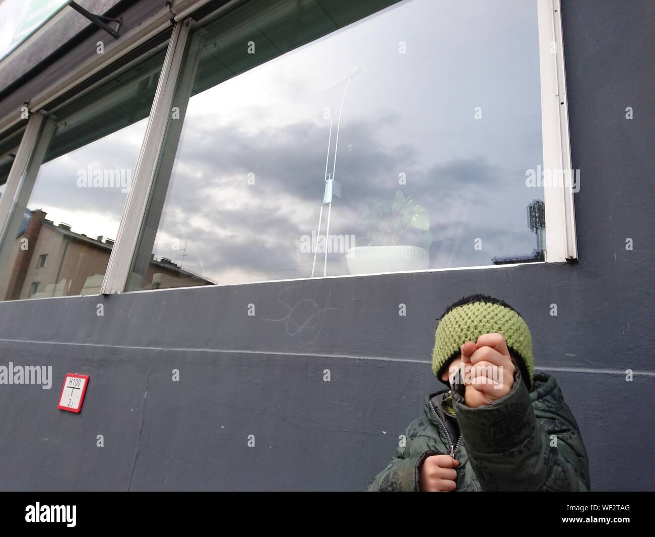 Face building hi-res stock photography and images - Alamy