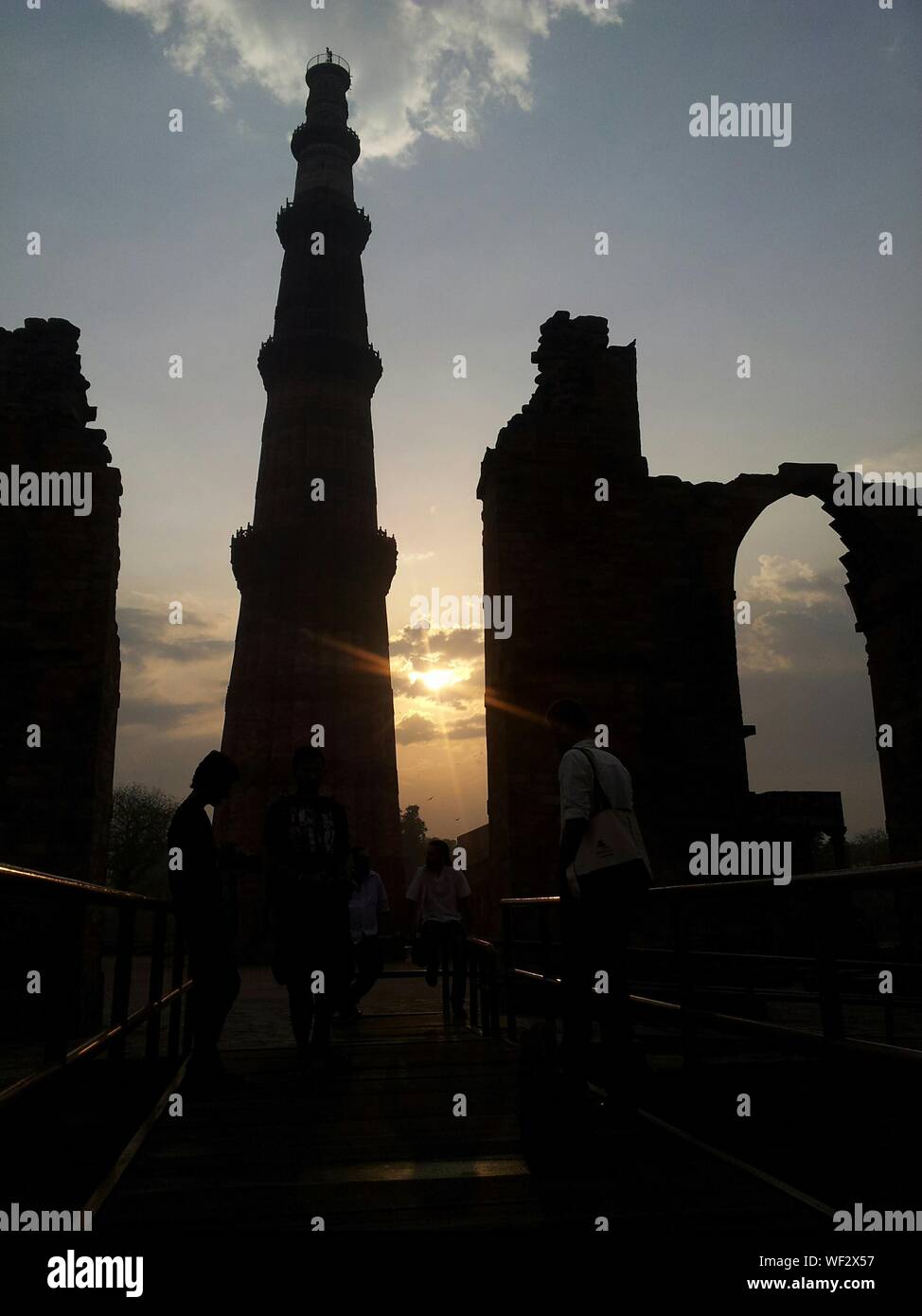 Qutub minar silhouette hi-res stock photography and images - Alamy