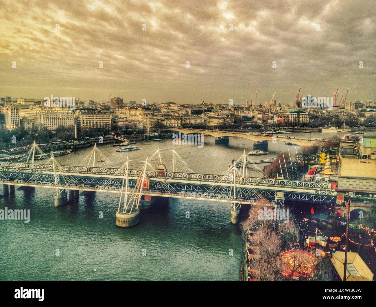 Hungerford golden jubilee bridge bridges hi-res stock photography and ...