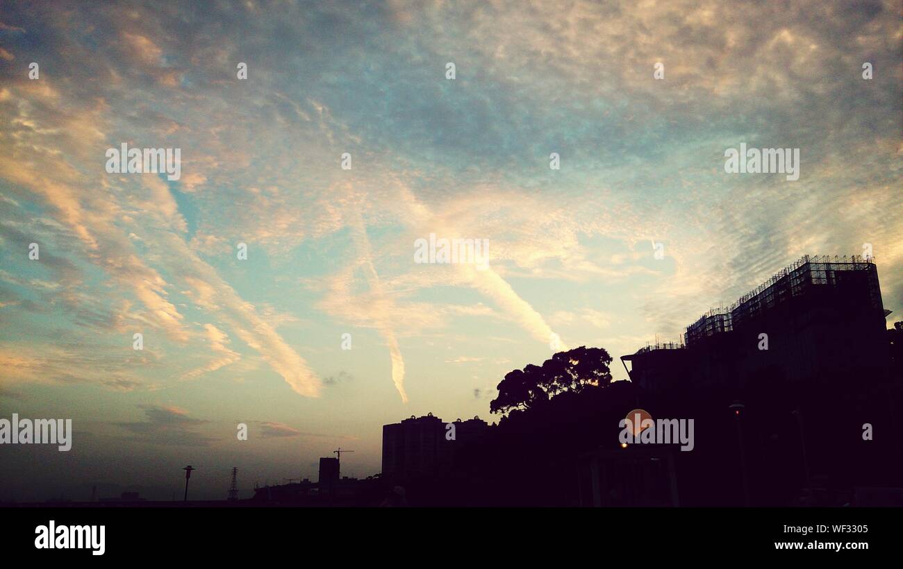Sky with city hi-res stock photography and images - Alamy
