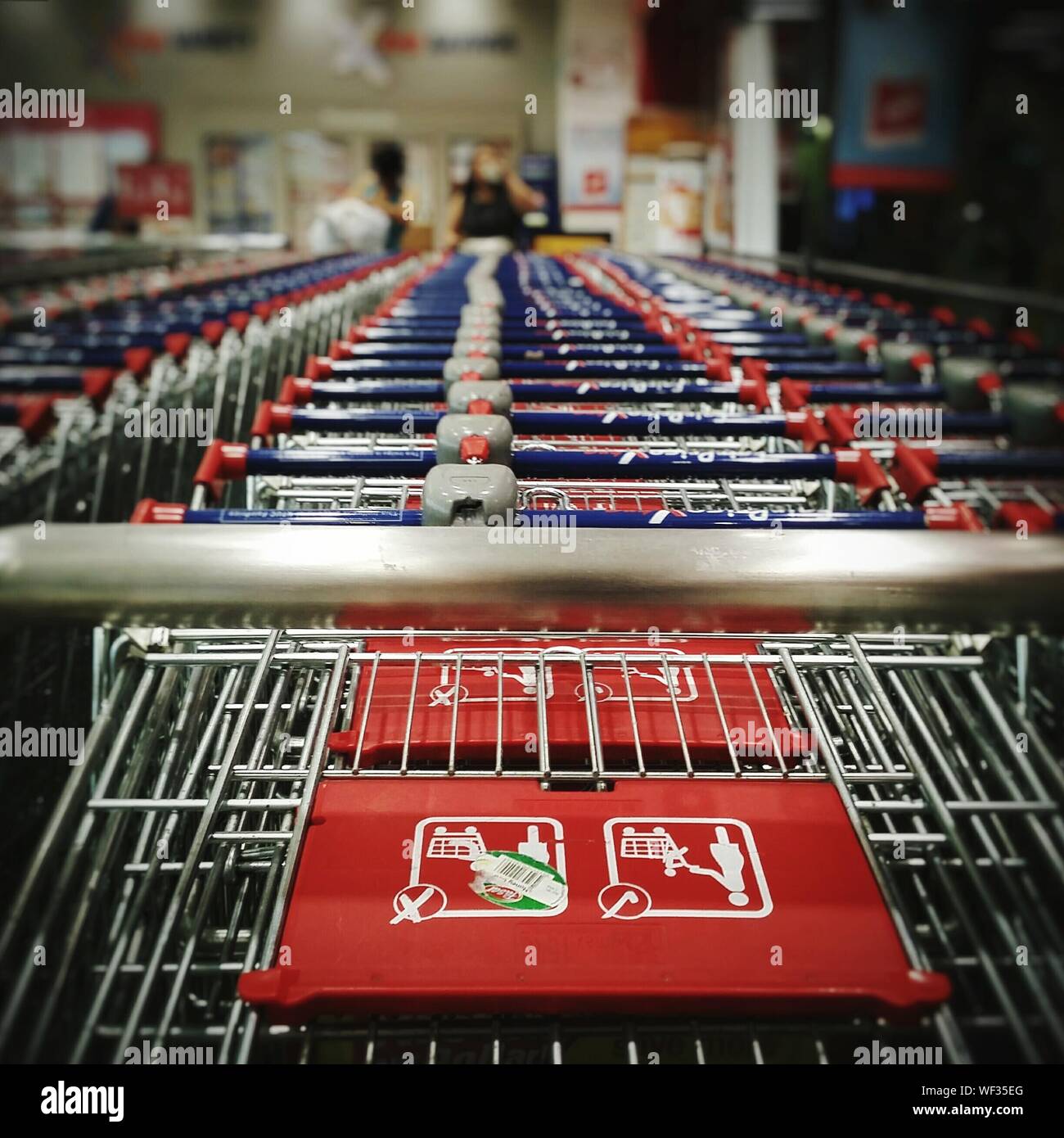 Mall carts hi-res stock photography and images - Alamy