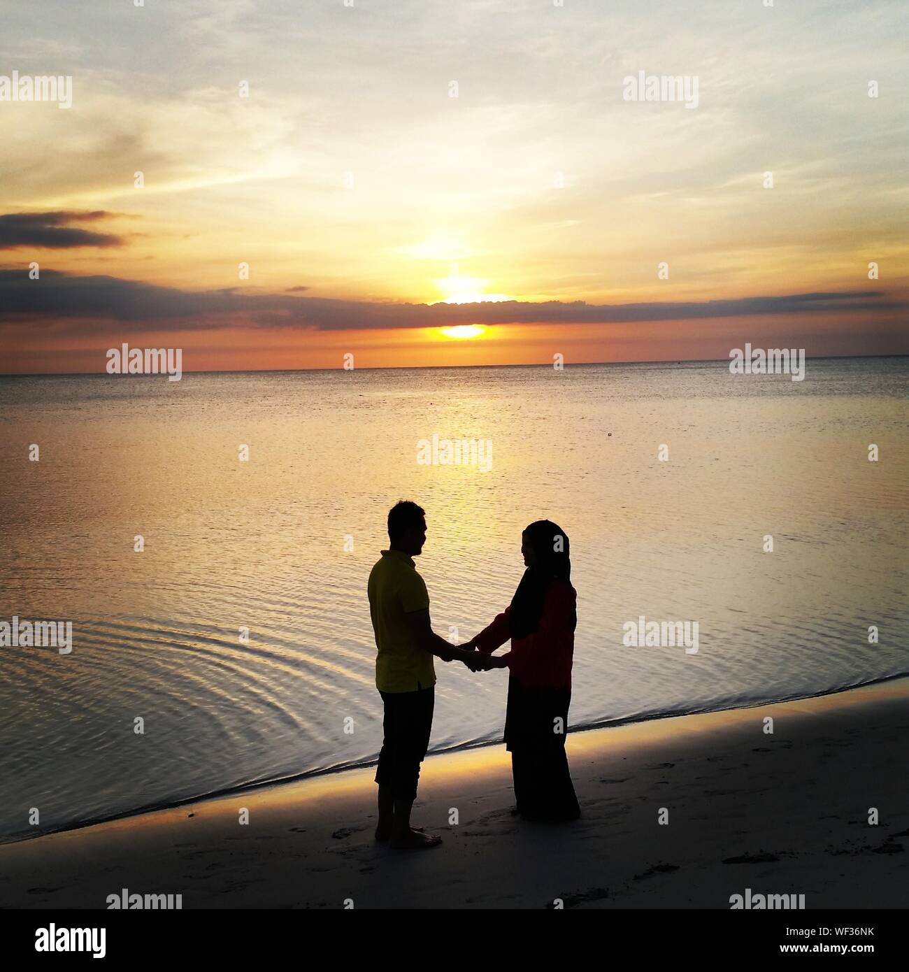 Couple in love on beach hi-res stock photography and images - Alamy