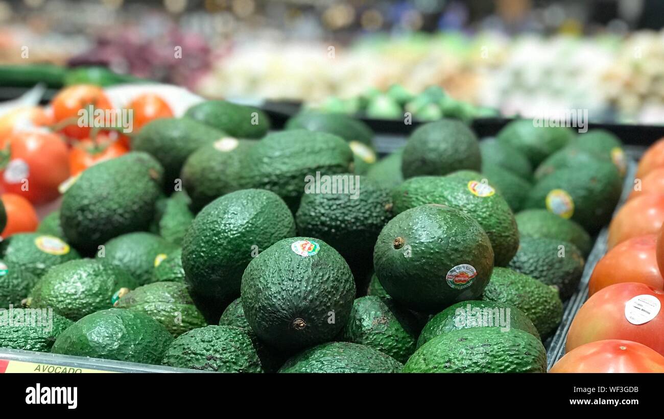 Supermarket avocados hi-res stock photography and images - Alamy
