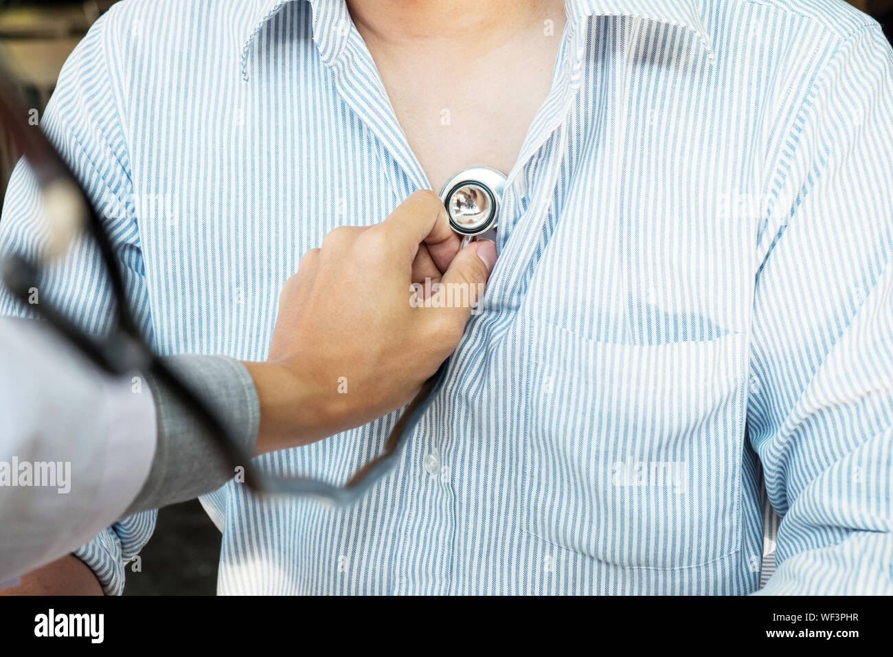 Doctor examining patient stethoscope hi-res stock photography and ...