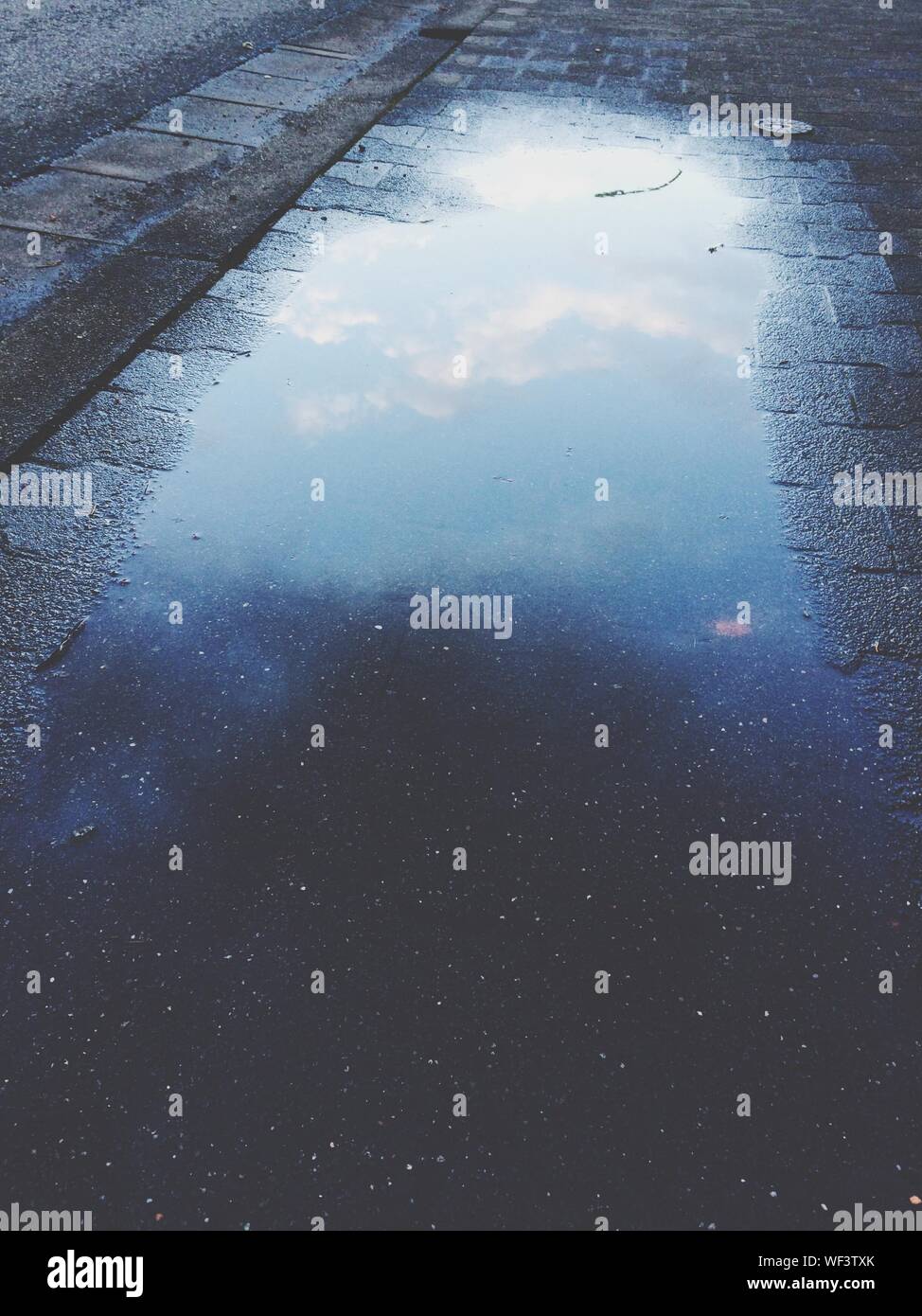 Wet_pavement hi-res stock photography and images - Alamy