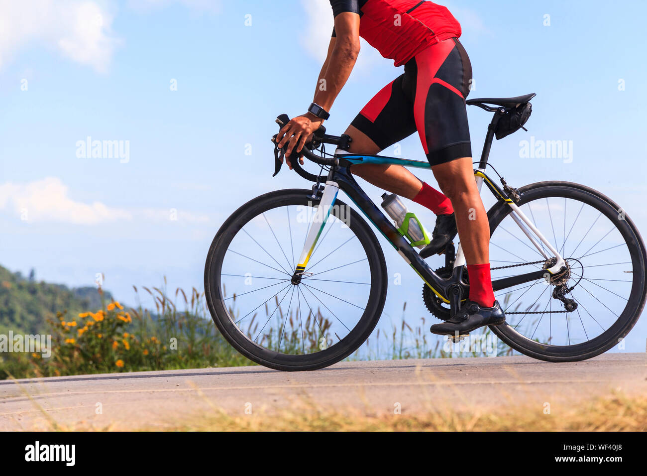 Man riding bicycle side view hi-res stock photography and images - Alamy