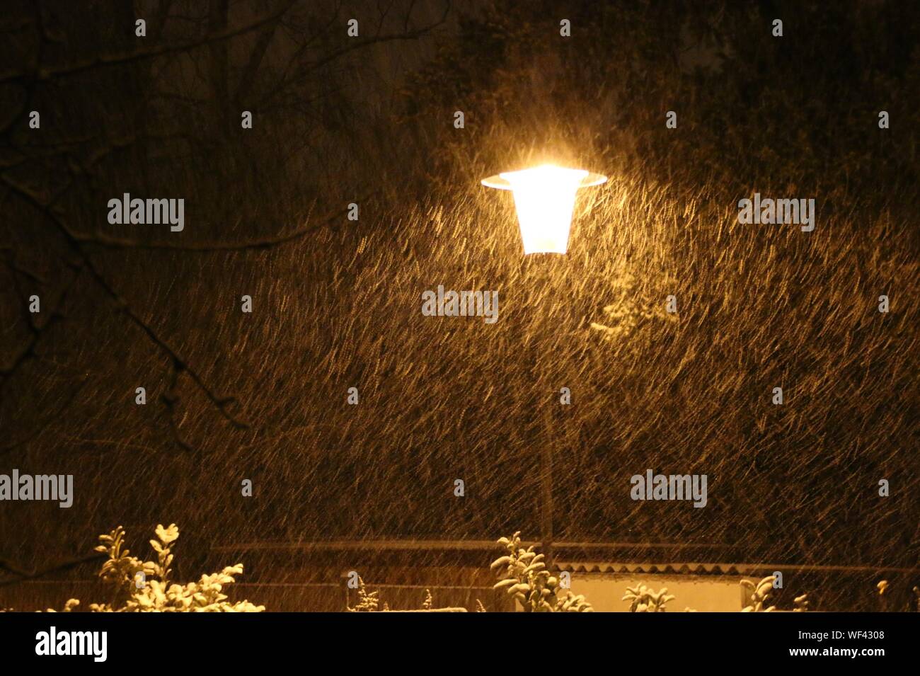 Street light snow hi-res stock photography and images - Alamy