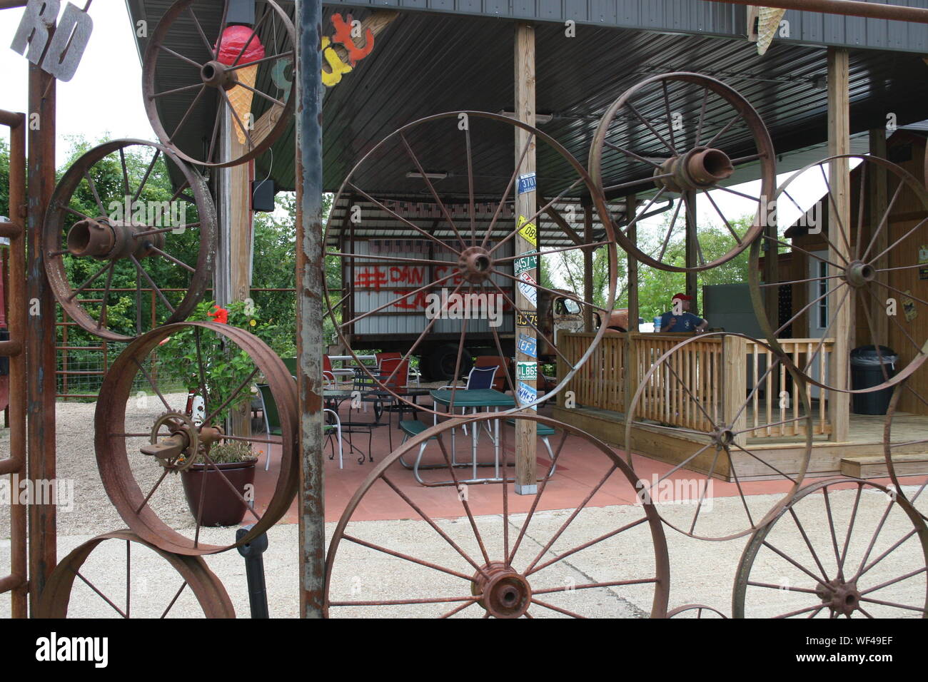Wagon Wheel Wall Stock Photo - Alamy