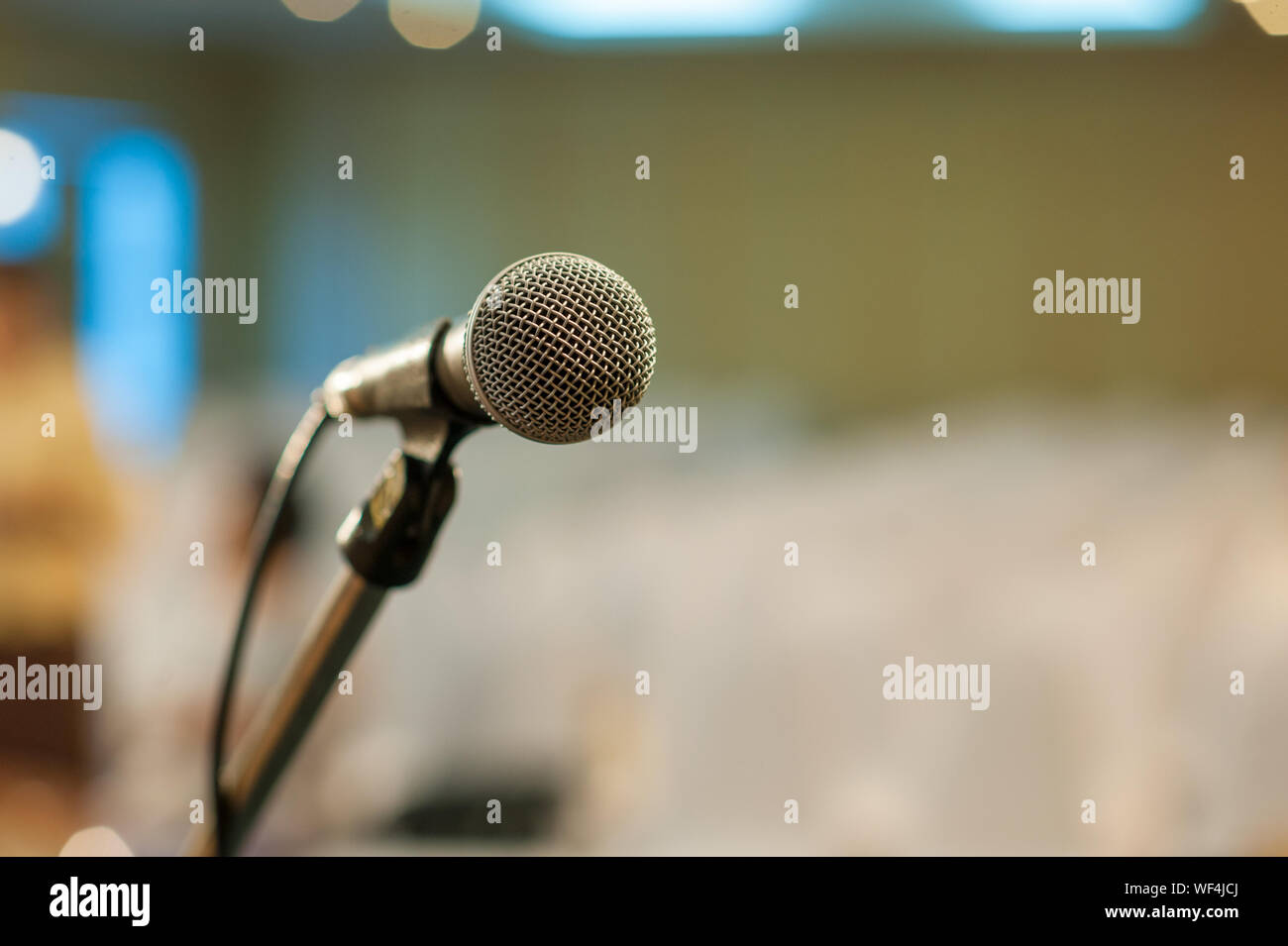Stand microphone hi-res stock photography and images - Alamy