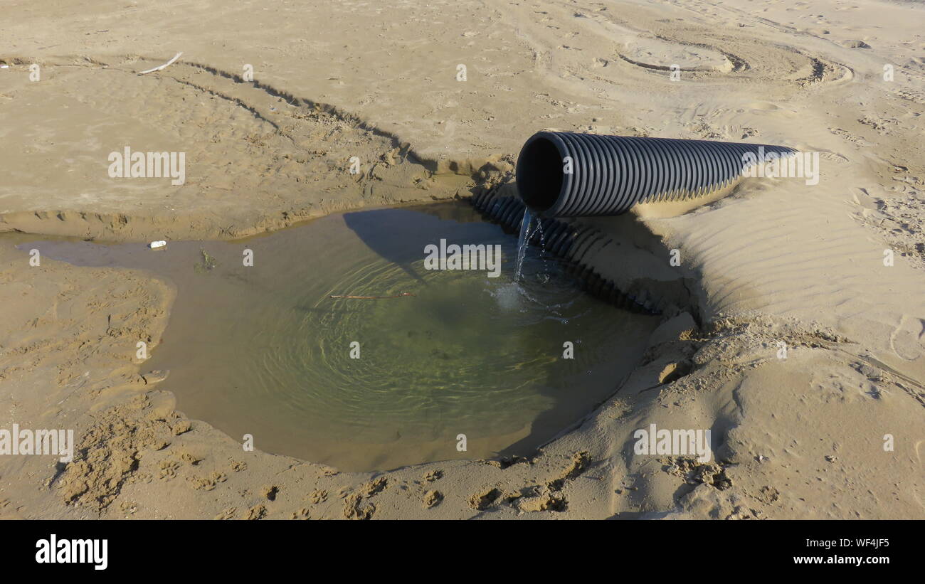 Water out of pipe hi-res stock photography and images - Alamy