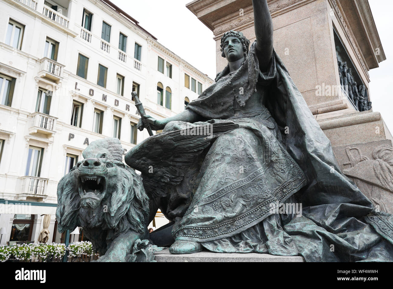 Victory statue hi-res stock photography and images - Alamy