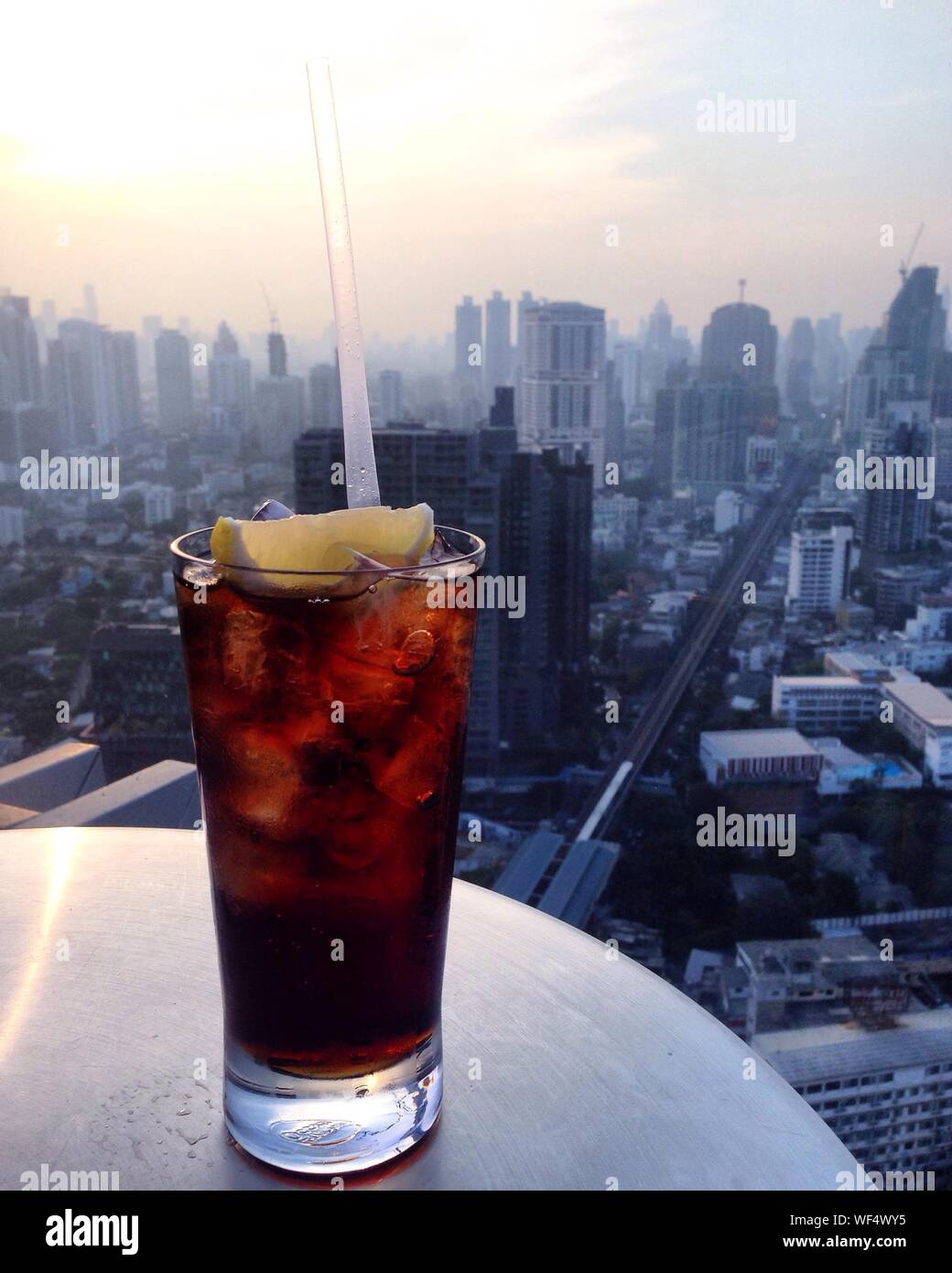 Rooftop bar lounge hi-res stock photography and images - Alamy