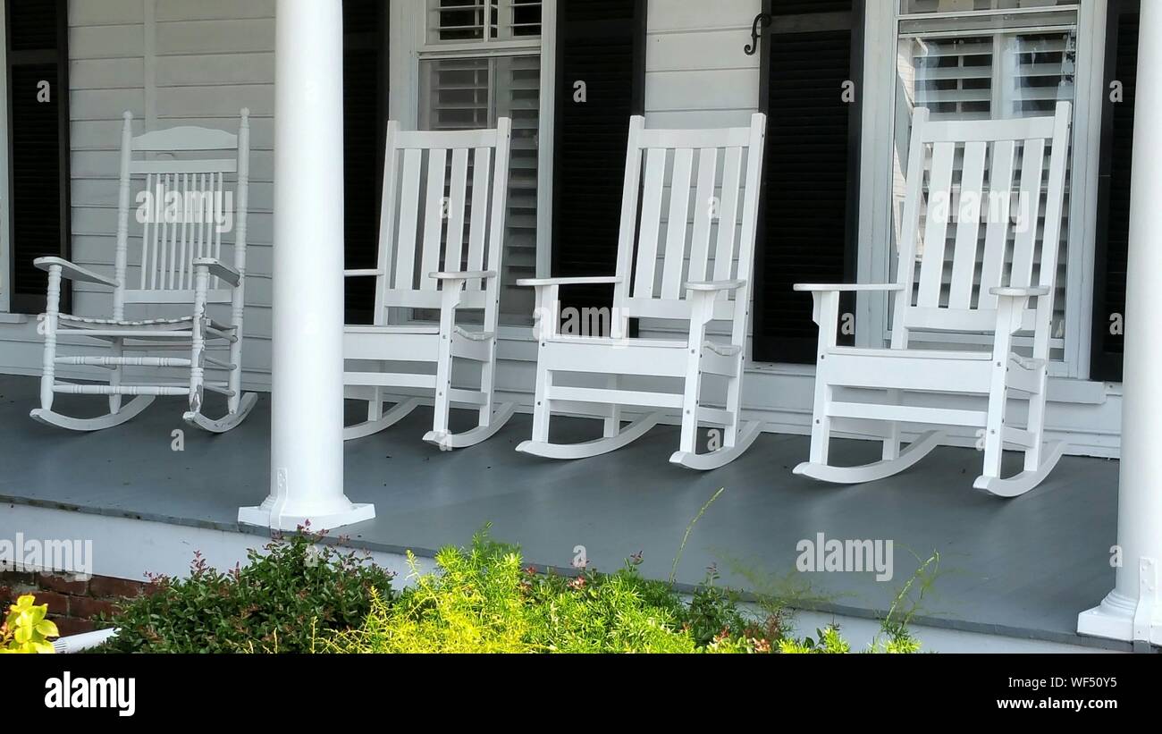 Empty rocking chairs hi-res stock photography and images - Alamy