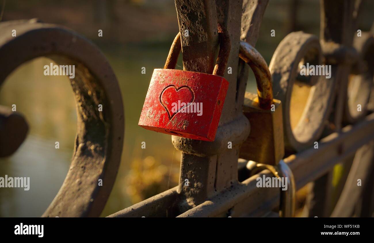Padlock hanging gate hi-res stock photography and images - Alamy