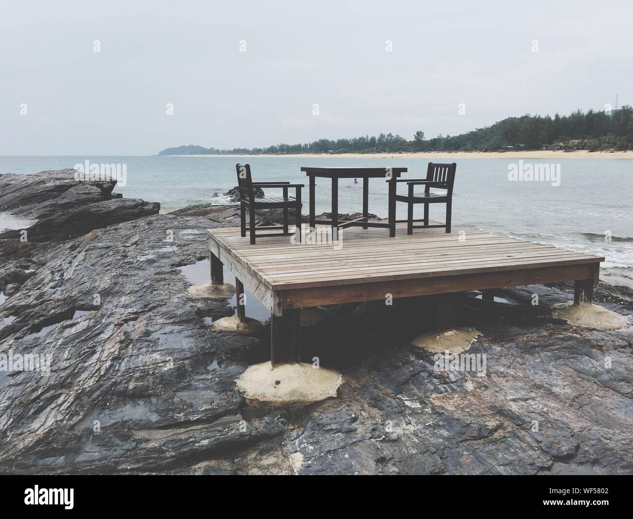 Pier tables hi-res stock photography and images - Alamy