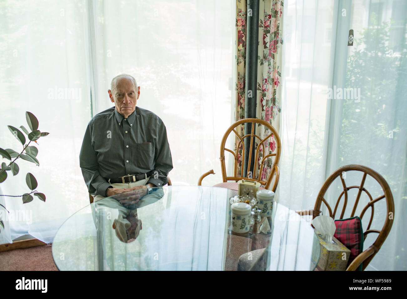 Old man sitting down inside hi-res stock photography and images - Alamy