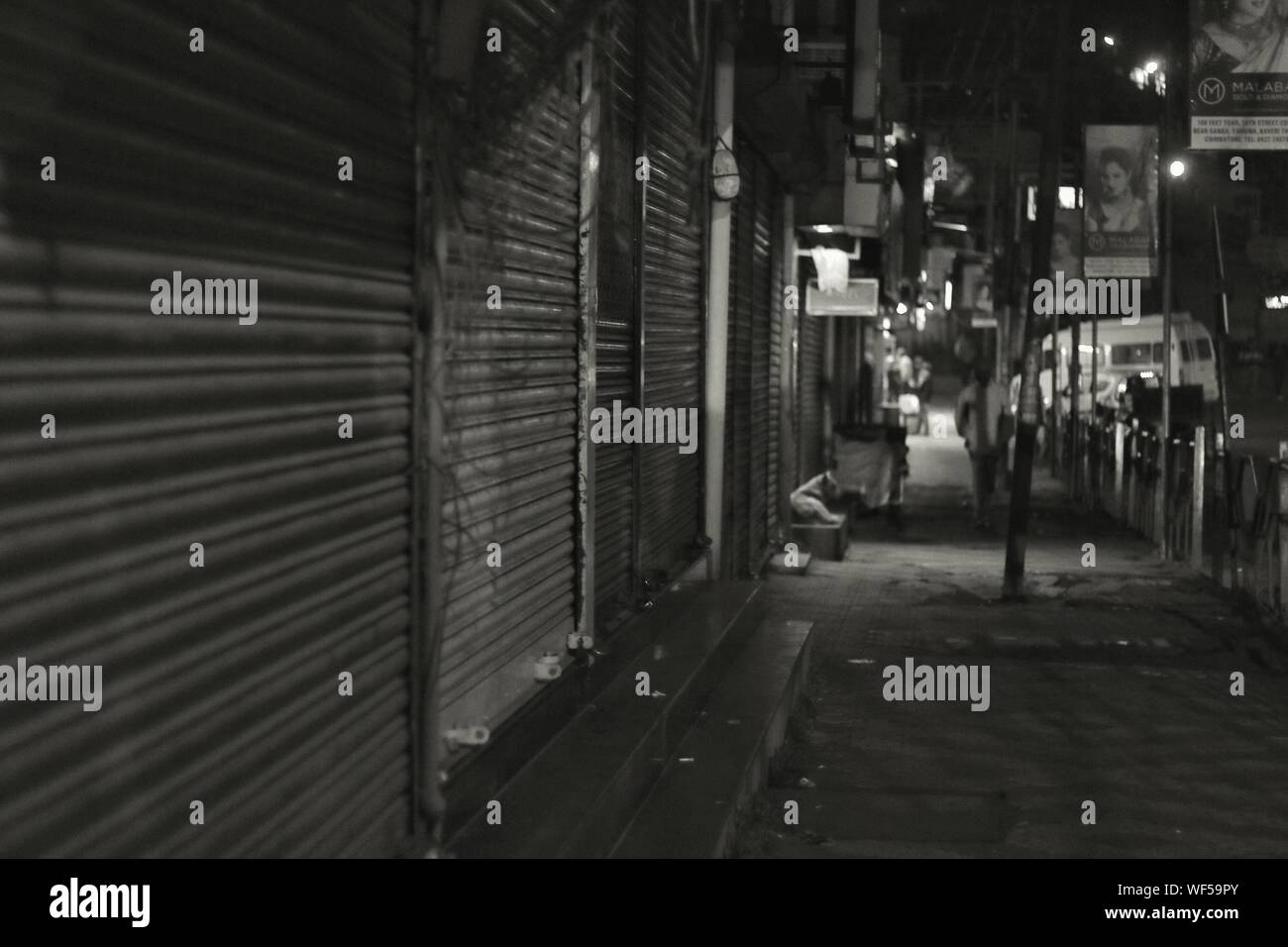 Store closed at night hi-res stock photography and images - Alamy