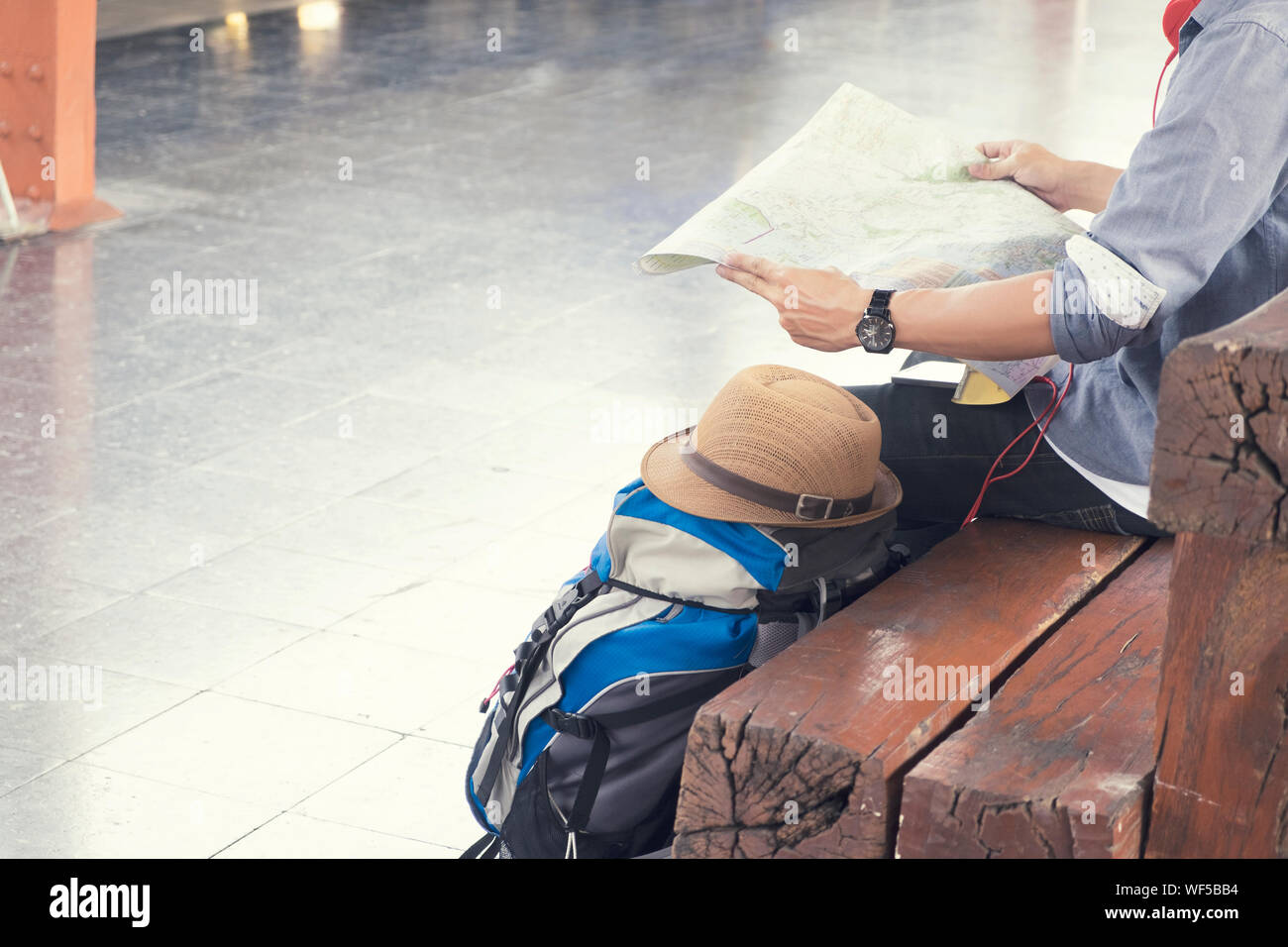 Man reading map hi-res stock photography and images - Alamy