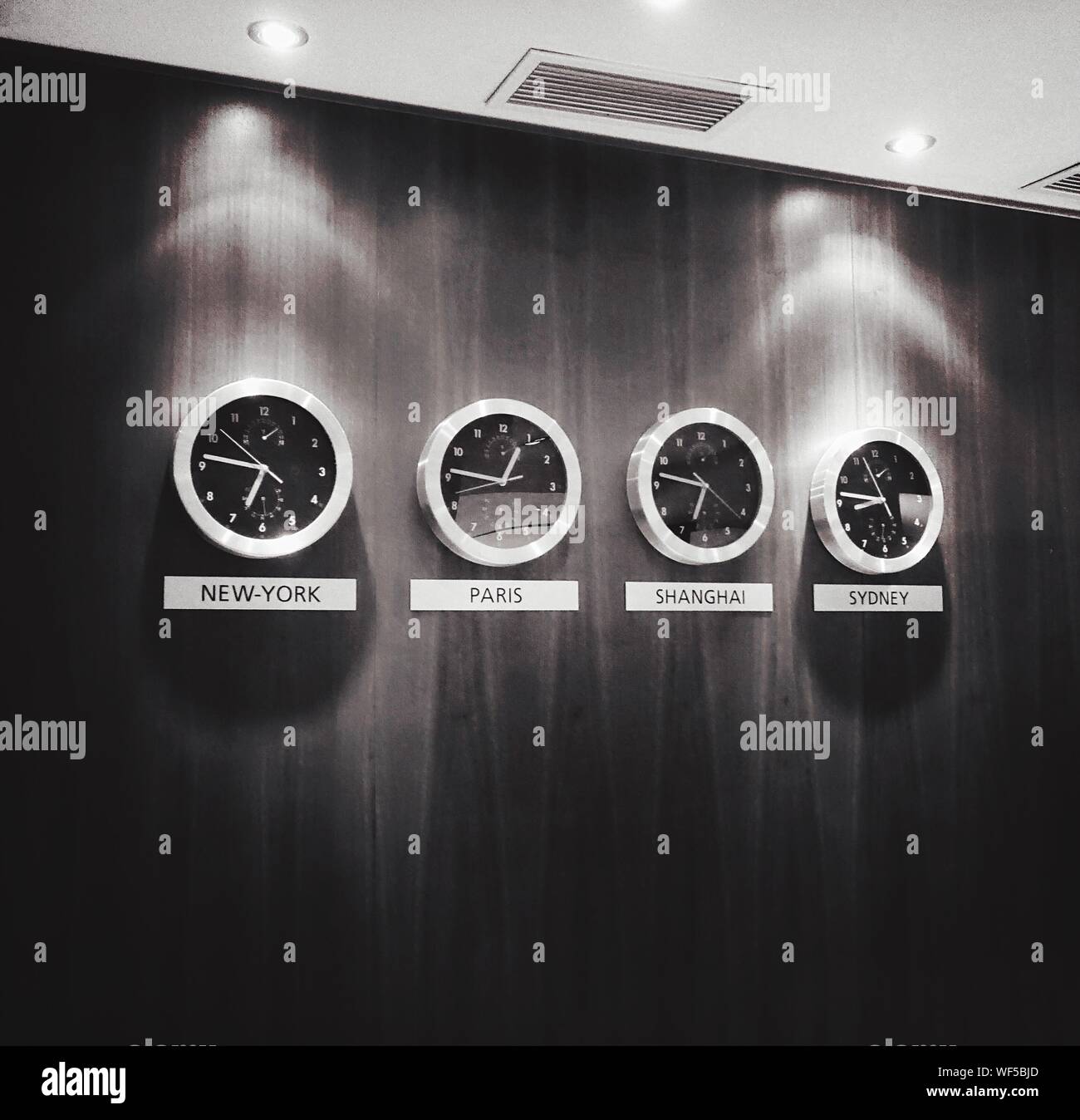 Illuminated clock face hi-res stock photography and images - Alamy