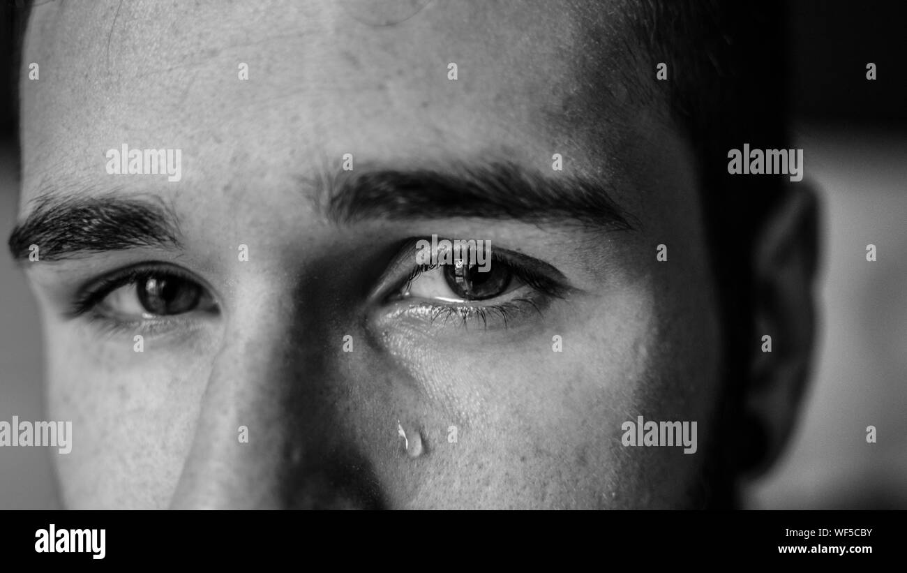 Man crying hi-res stock photography and images - Alamy