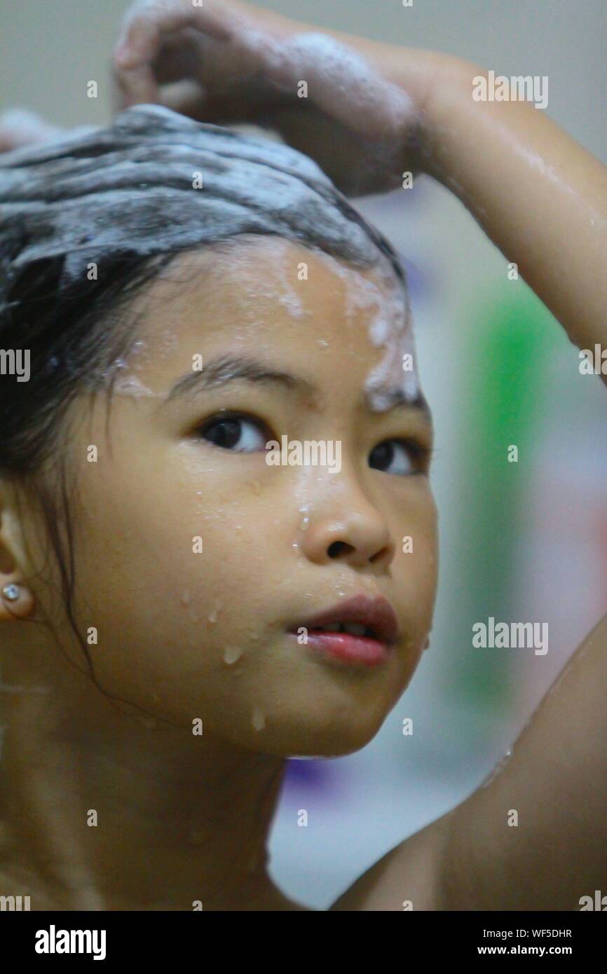 Foreground people bathing hi-res stock photography and images - Alamy