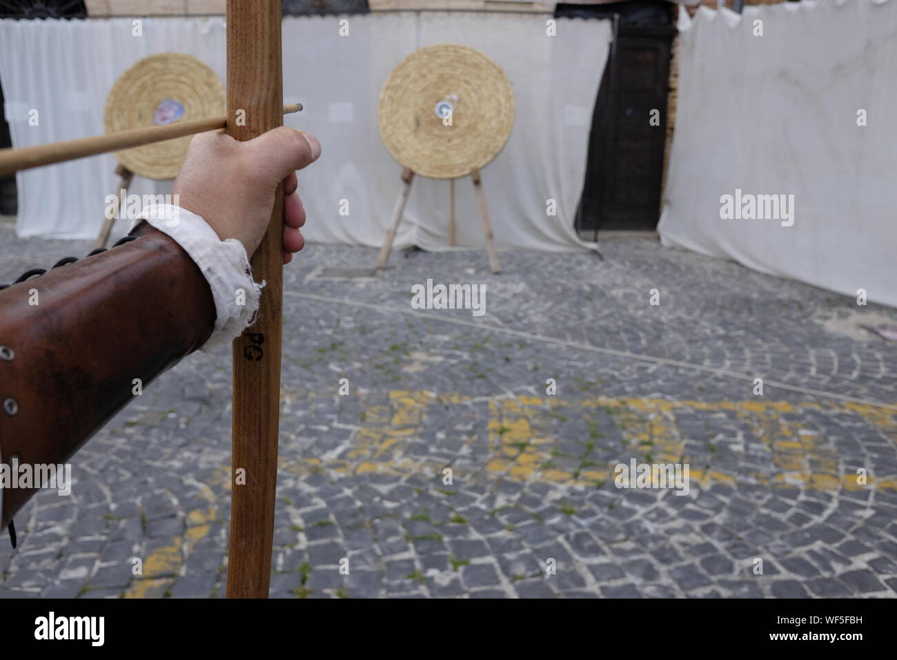 Archer target hi-res stock photography and images - Alamy