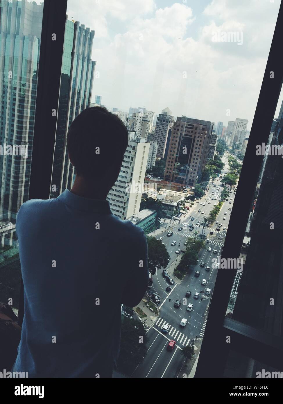 Man window office exterior hi-res stock photography and images - Alamy