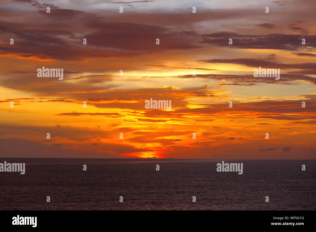 Colorful sunset in the Indian ocean Stock Photo - Alamy