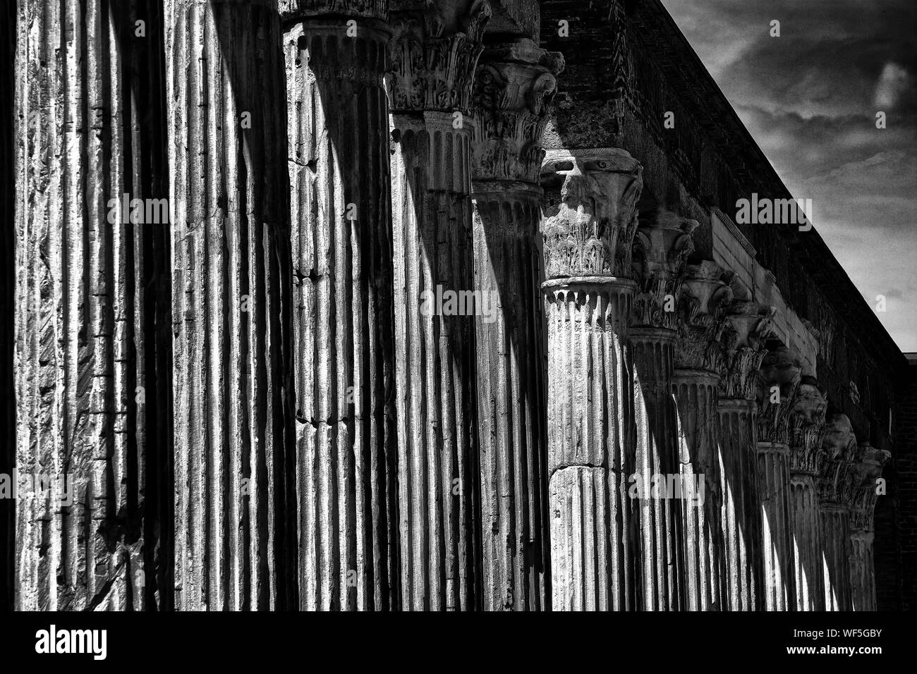 Row of pillars hi-res stock photography and images - Alamy