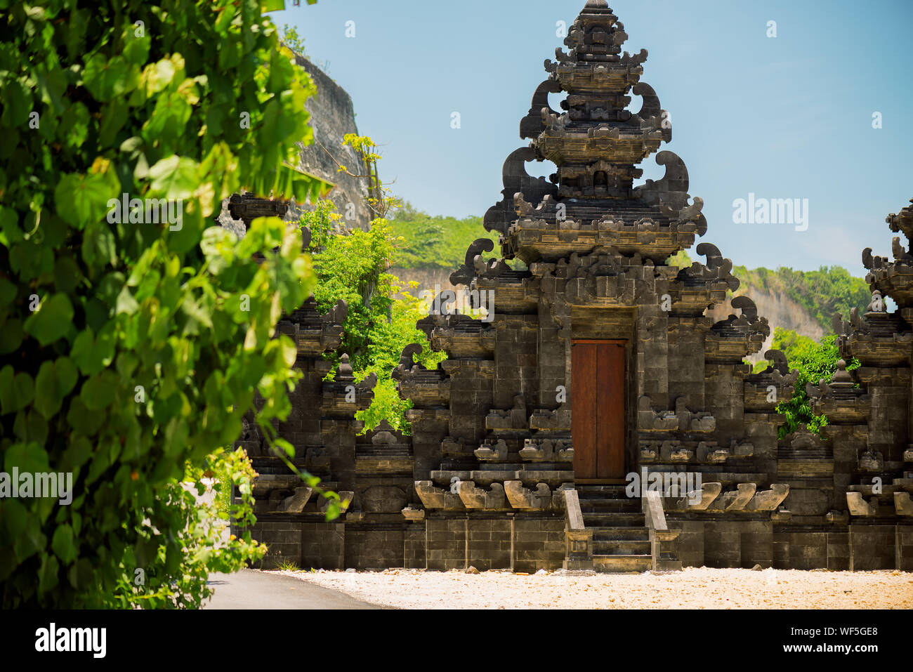Bali Temple on the shores of the Indian Ocean Stock Photo - Alamy