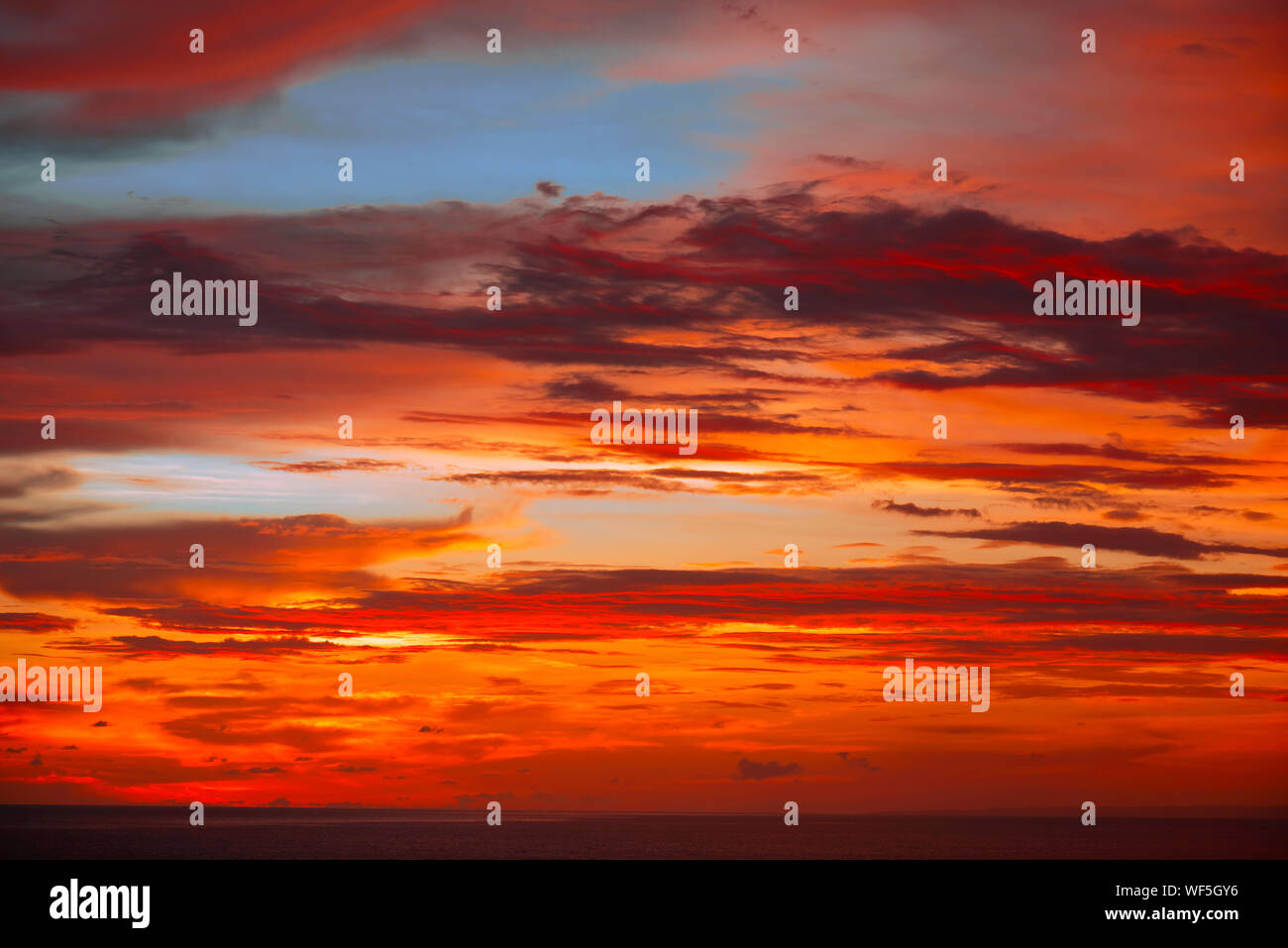 Colorful sunset in the Indian ocean Stock Photo - Alamy