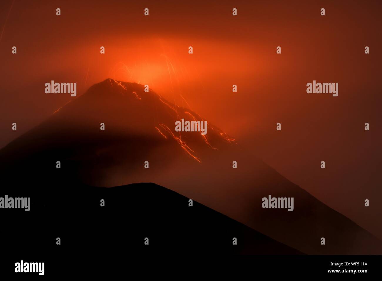 Volcano de fuego hi-res stock photography and images - Alamy
