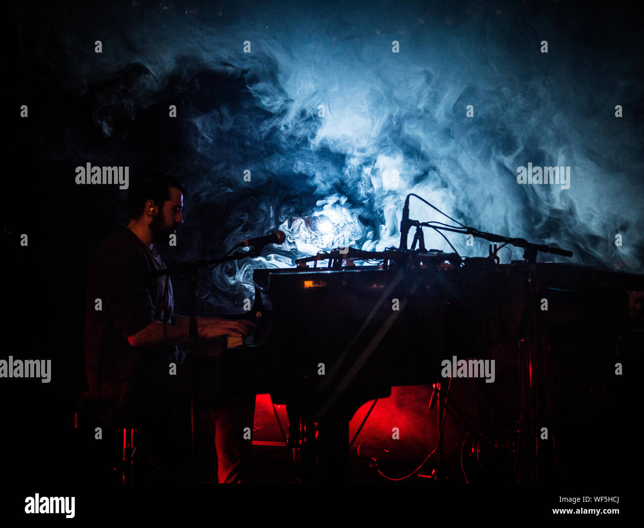 Piano man concert hi-res stock photography and images - Alamy