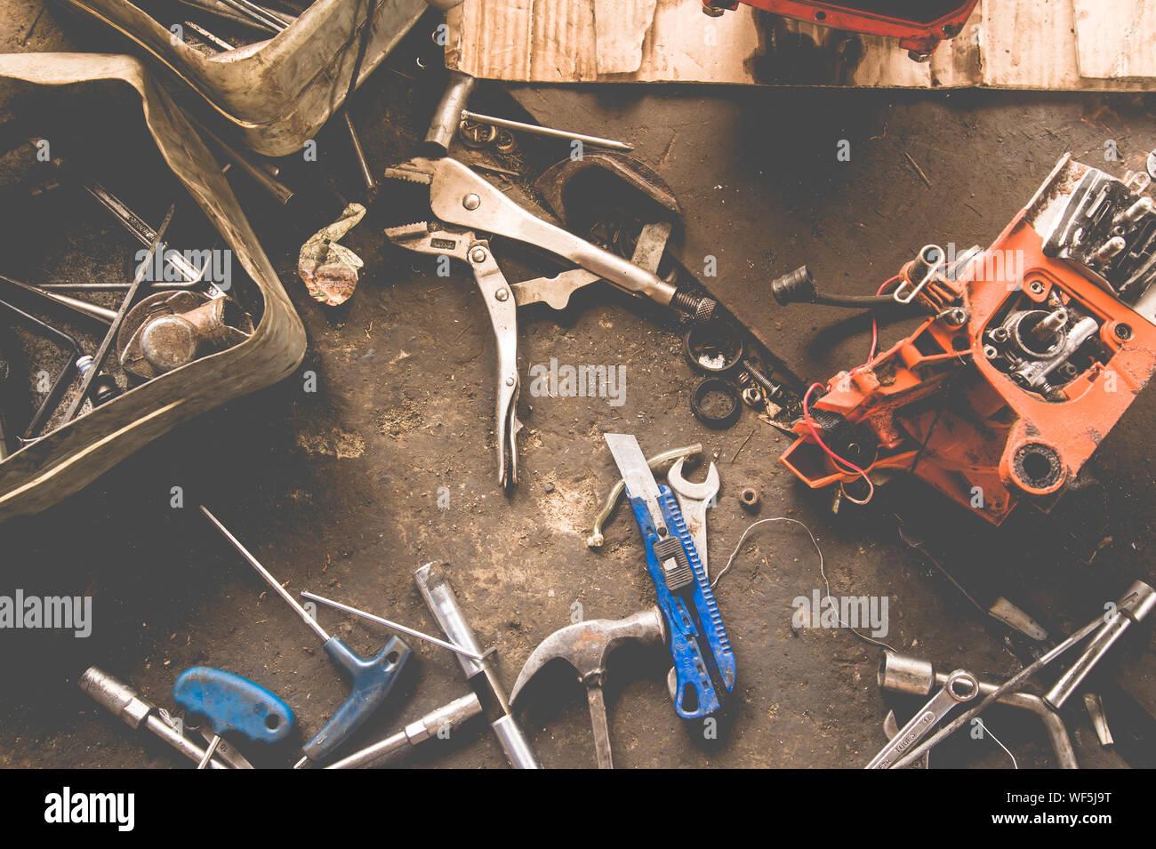 Messy machine shop hi-res stock photography and images - Alamy
