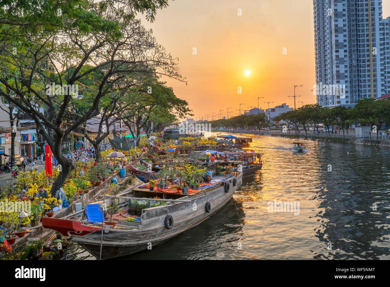Flower vendor floating flower market hi-res stock photography and ...