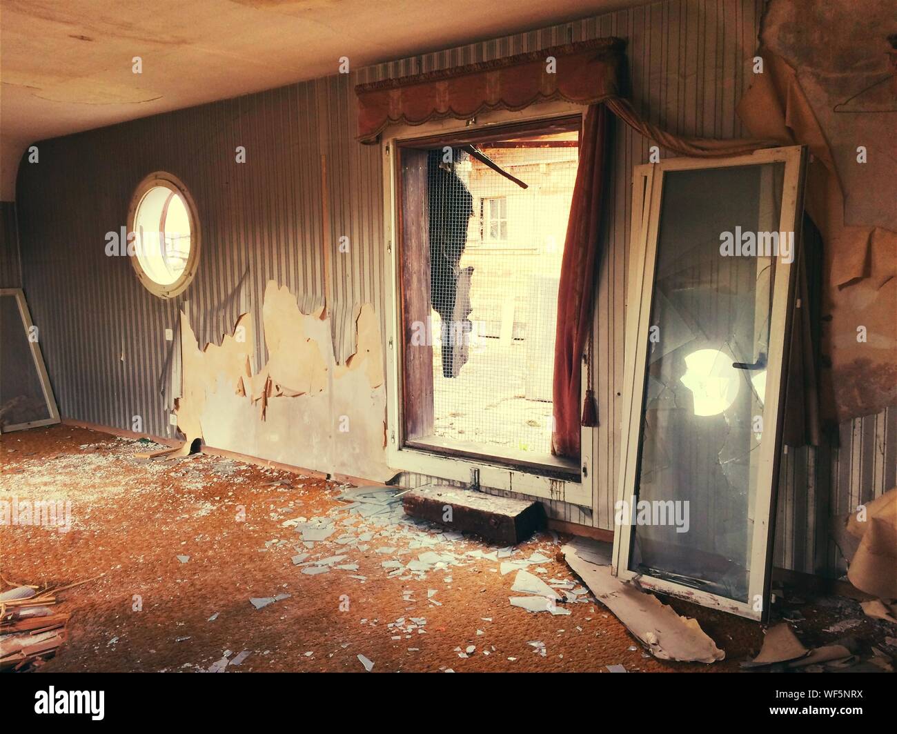 Empty abandoned house hi-res stock photography and images - Alamy