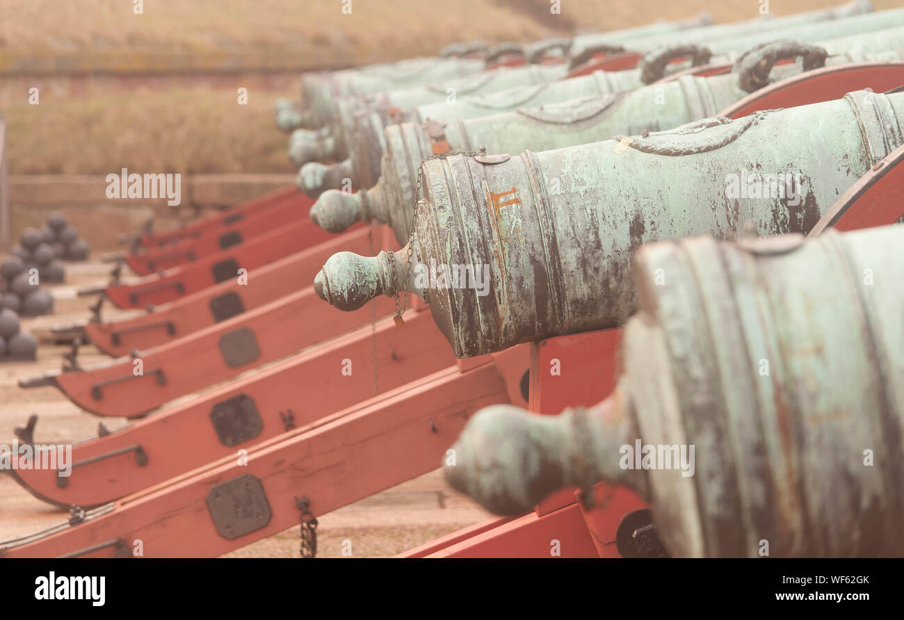 Row of cannons hi-res stock photography and images - Alamy