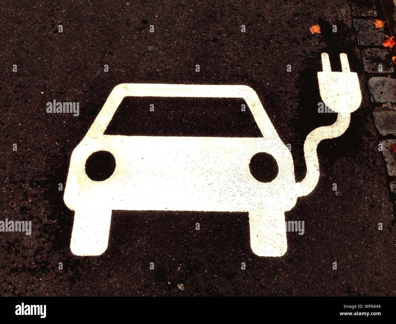 Information sign electric vehicle charging hi-res stock photography and ...