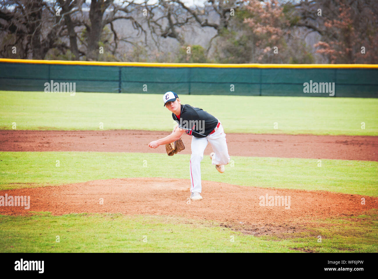 Pitcher throwing baseball hi-res stock photography and images - Alamy