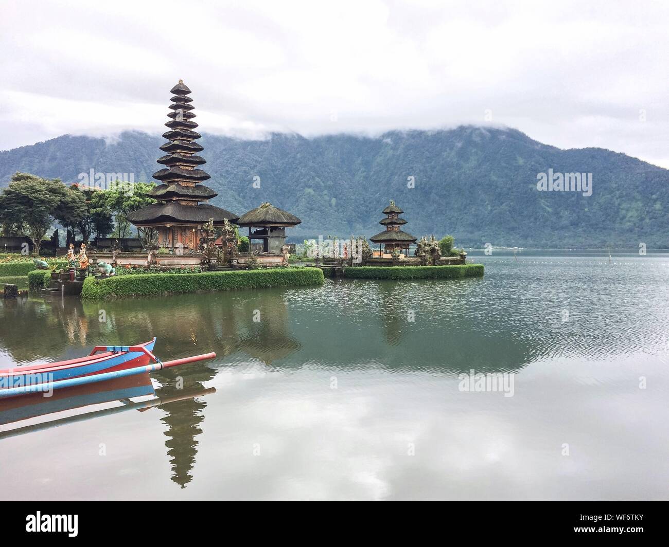 Cloud water temple hi-res stock photography and images - Alamy