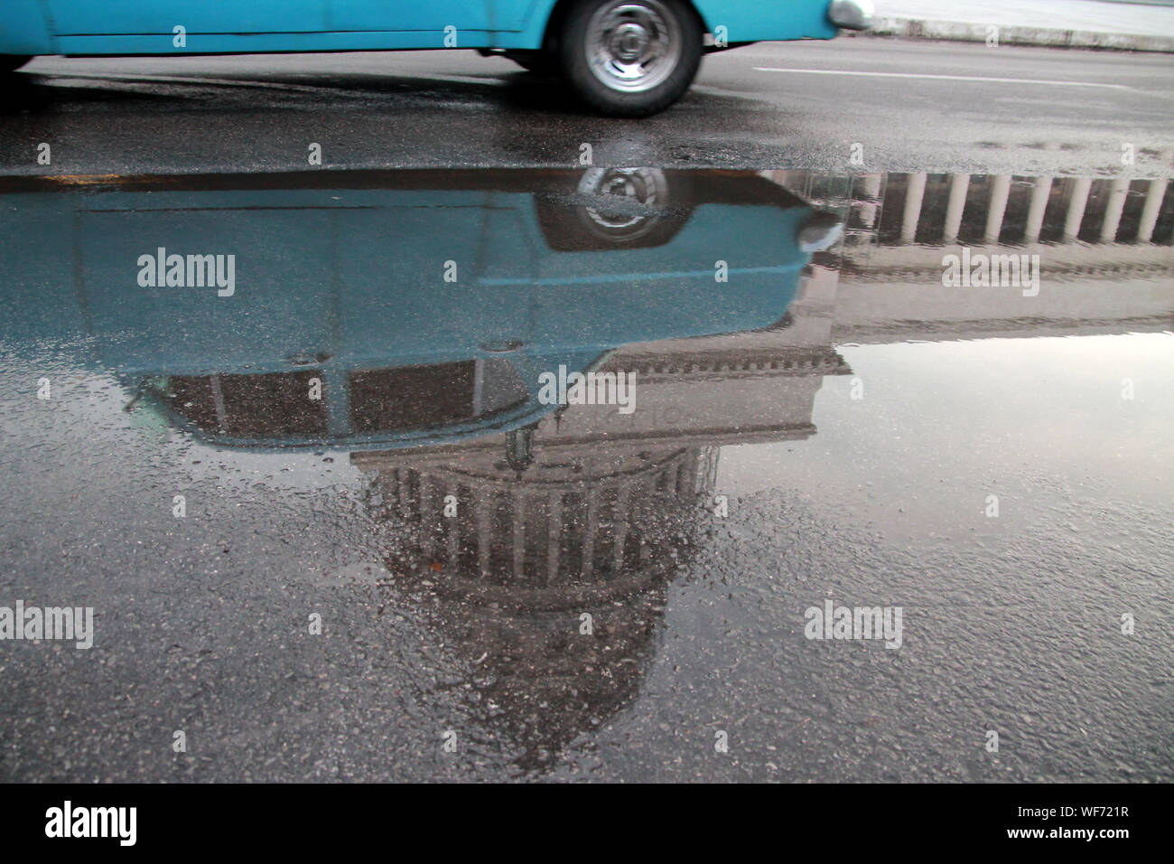 Car in puddle hi-res stock photography and images - Alamy
