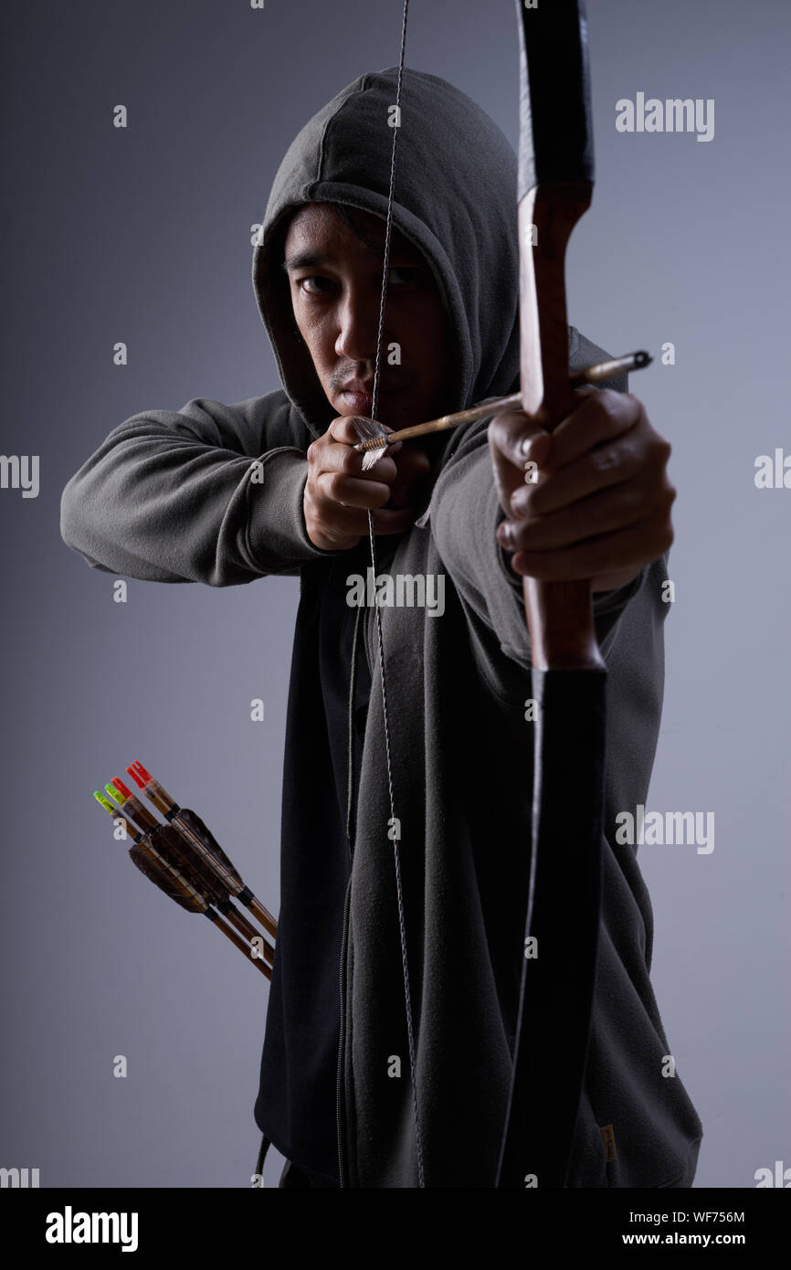 Archer standing hi-res stock photography and images - Alamy