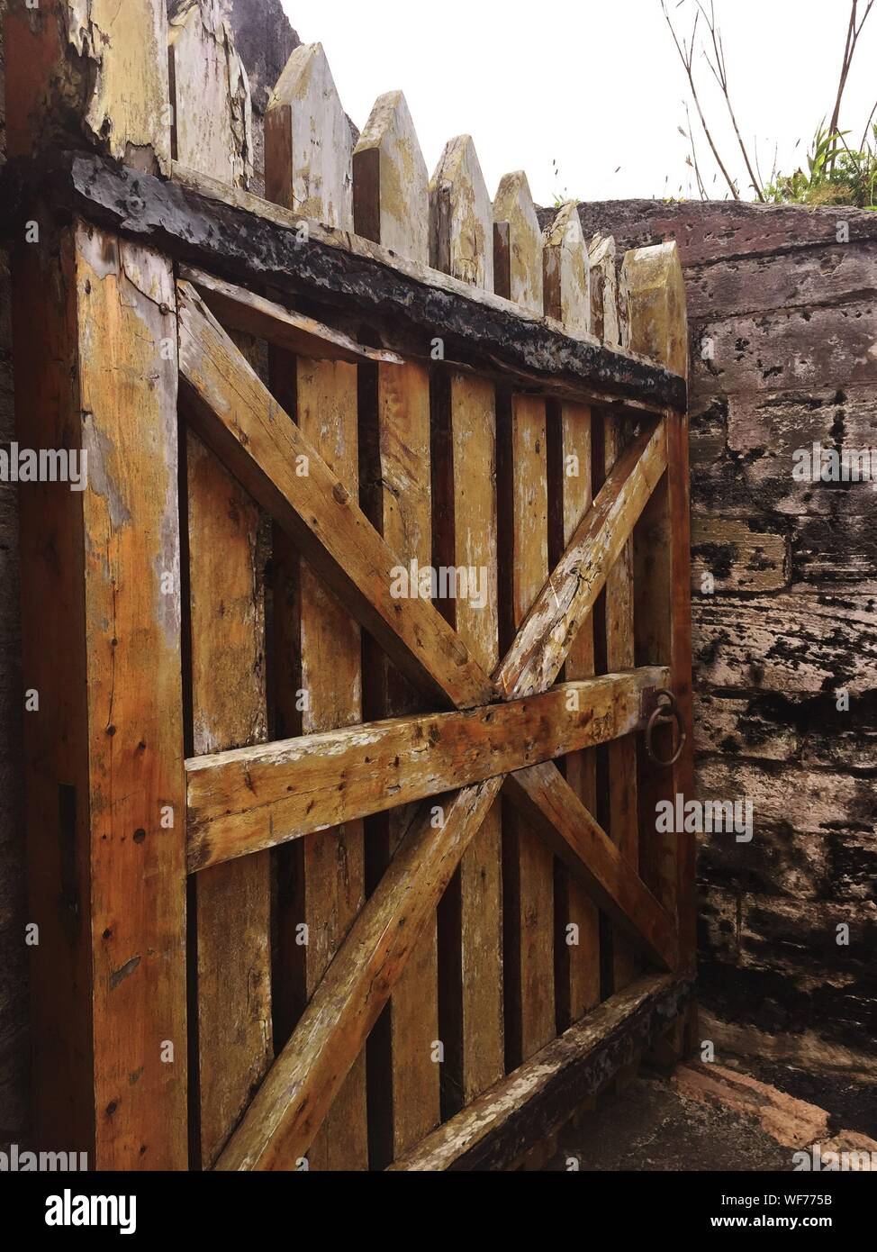 Old wooden gate hi-res stock photography and images - Alamy