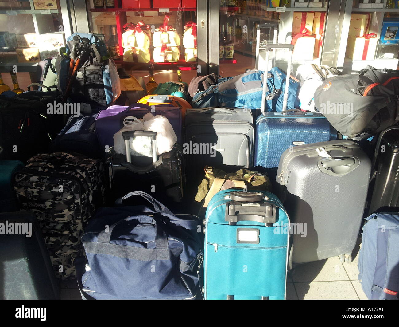 Luggage platform hi-res stock photography and images - Alamy