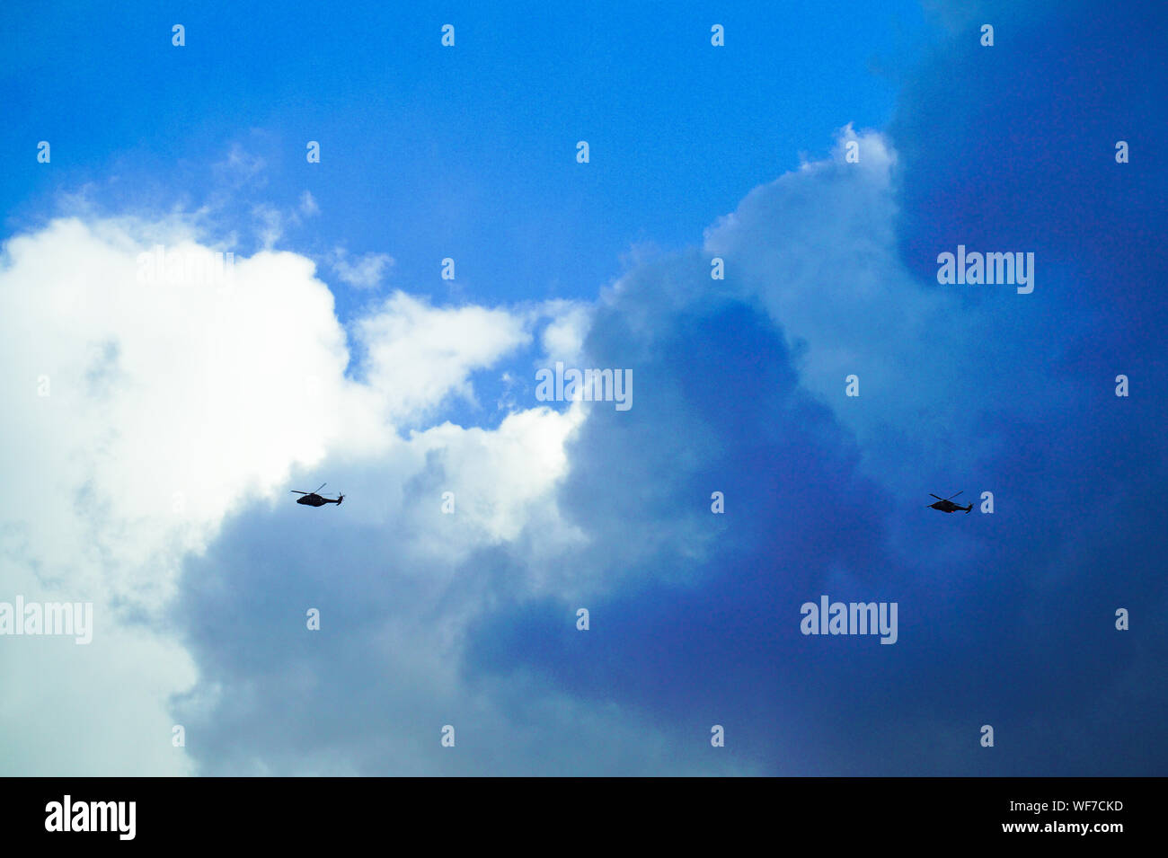 Low flying helicopters hi-res stock photography and images - Alamy