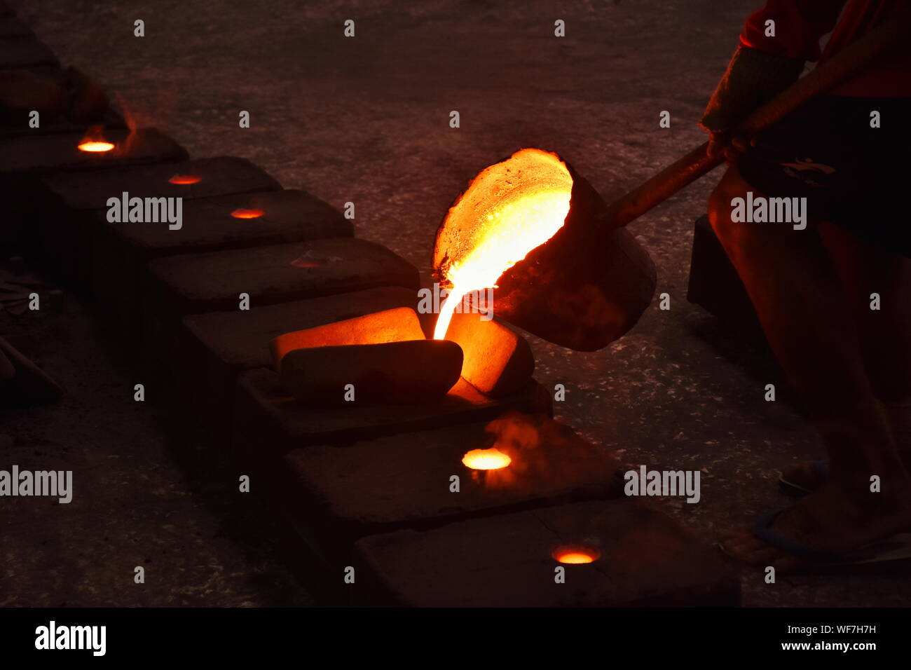 Melted metal pouring hi-res stock photography and images - Alamy