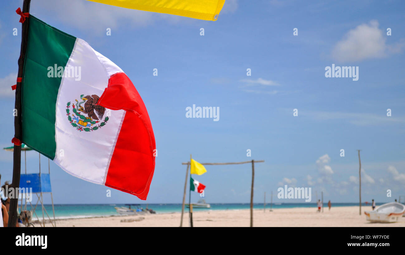Green flag beach hi-res stock photography and images - Alamy