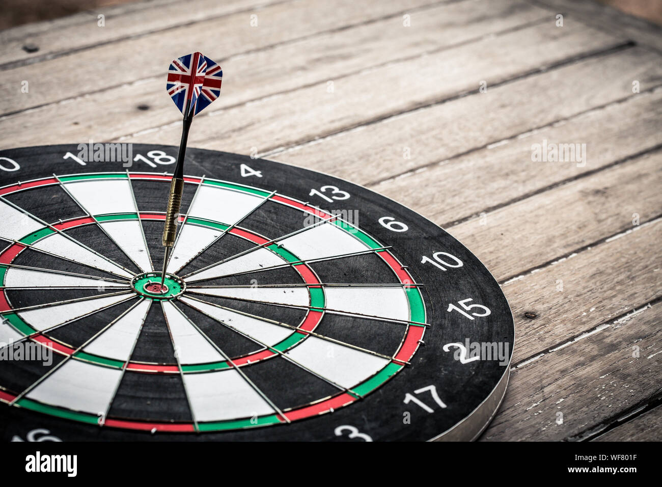 English darts hi-res stock photography and images - Alamy